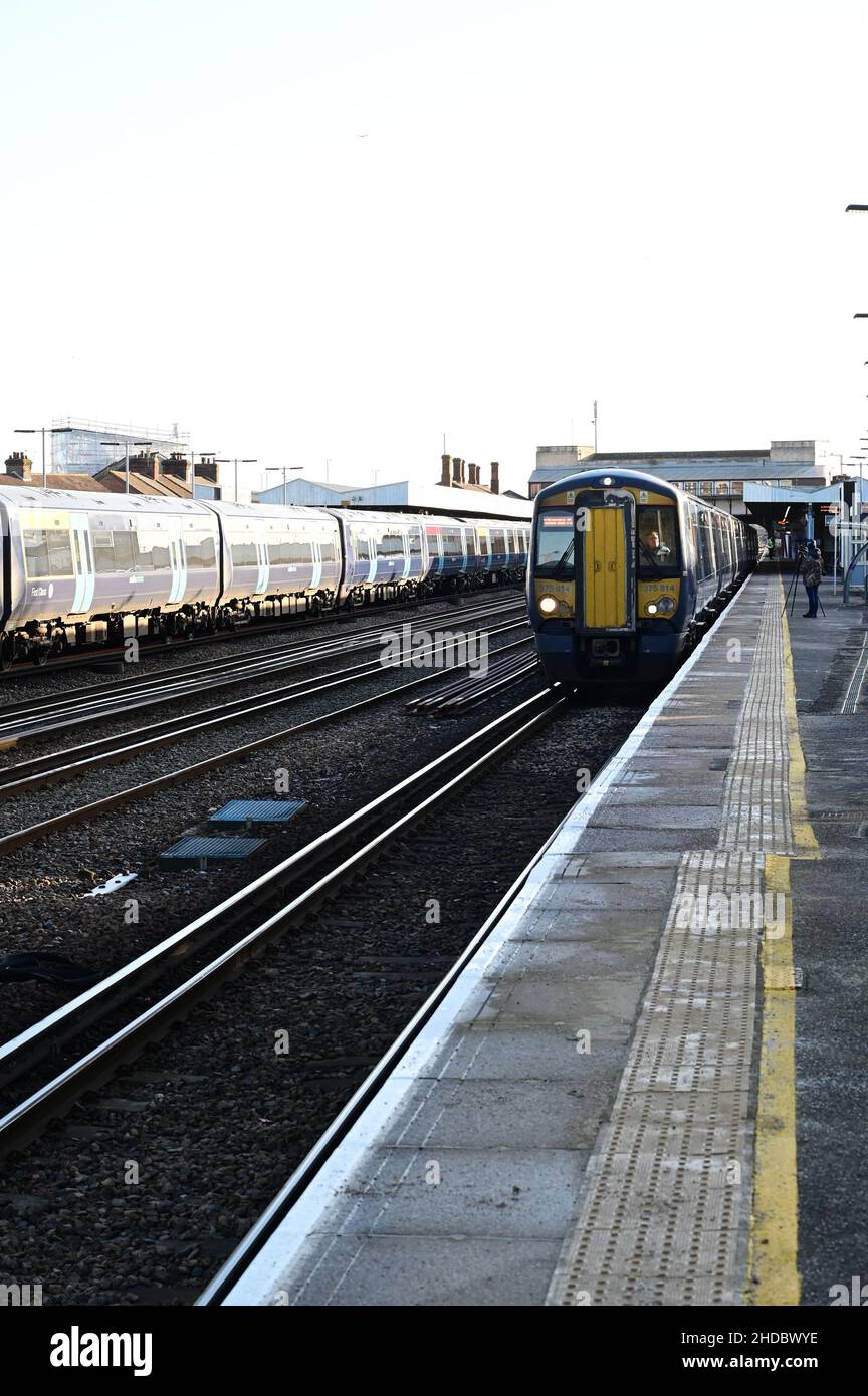 Passenger trains at Tonbridge station on 6 jan 2022 Stock Photo - Alamy