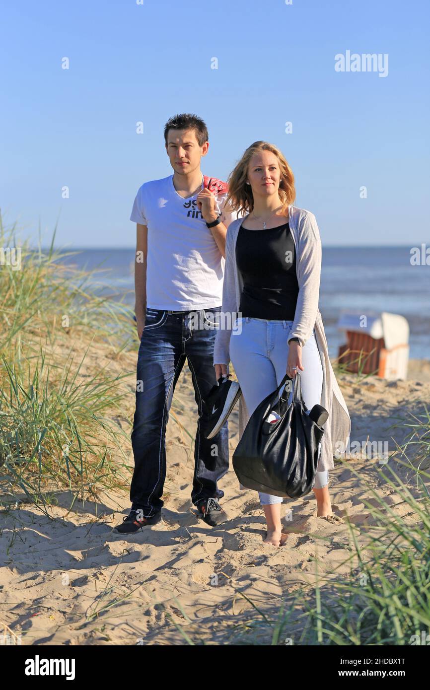 Paar am Strand in Hooksiel - Wangerland - Nordseekueste Stock Photo - Alamy