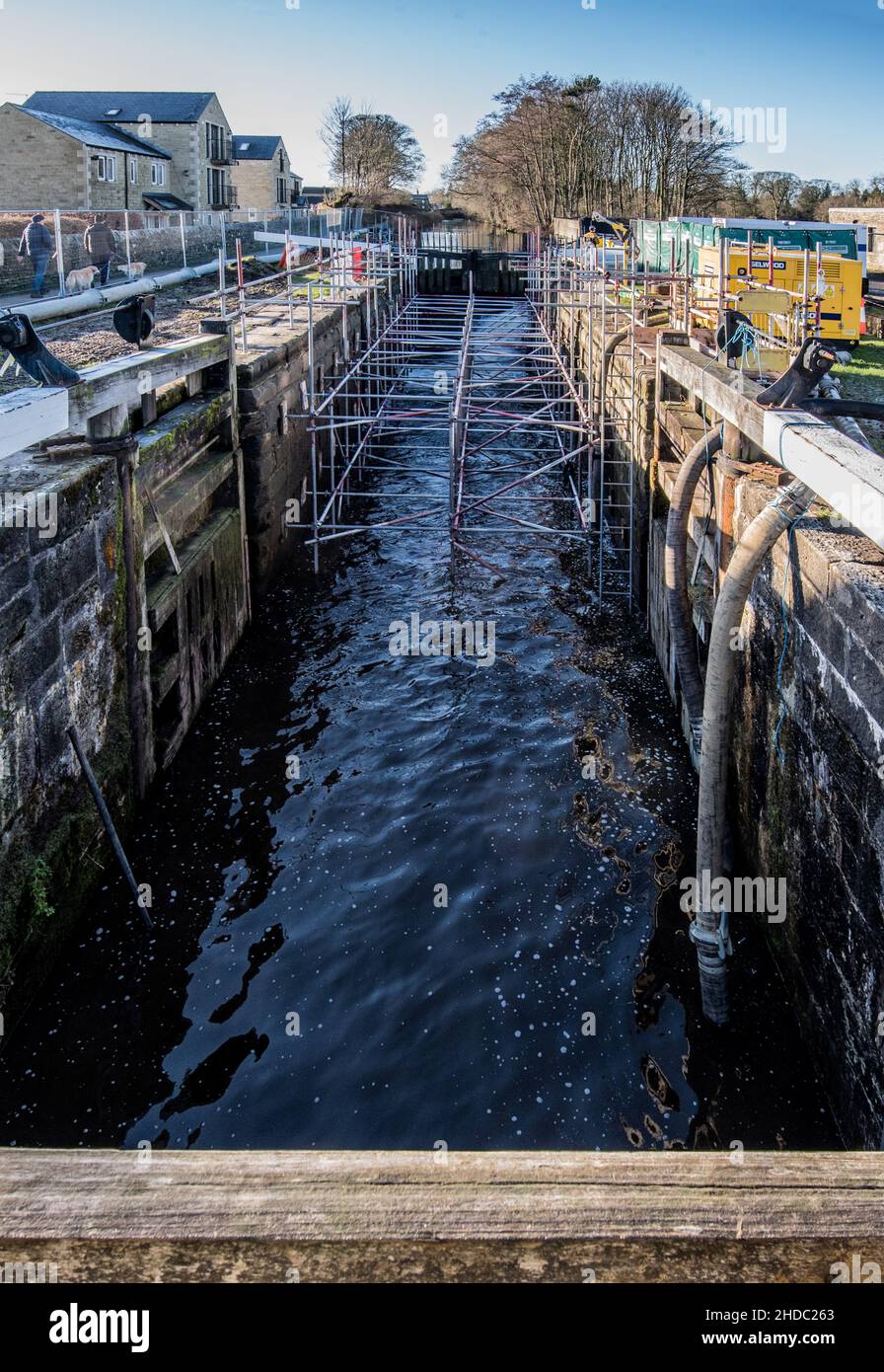 Lock 31 navigation closure gargrave hi-res stock photography and images ...
