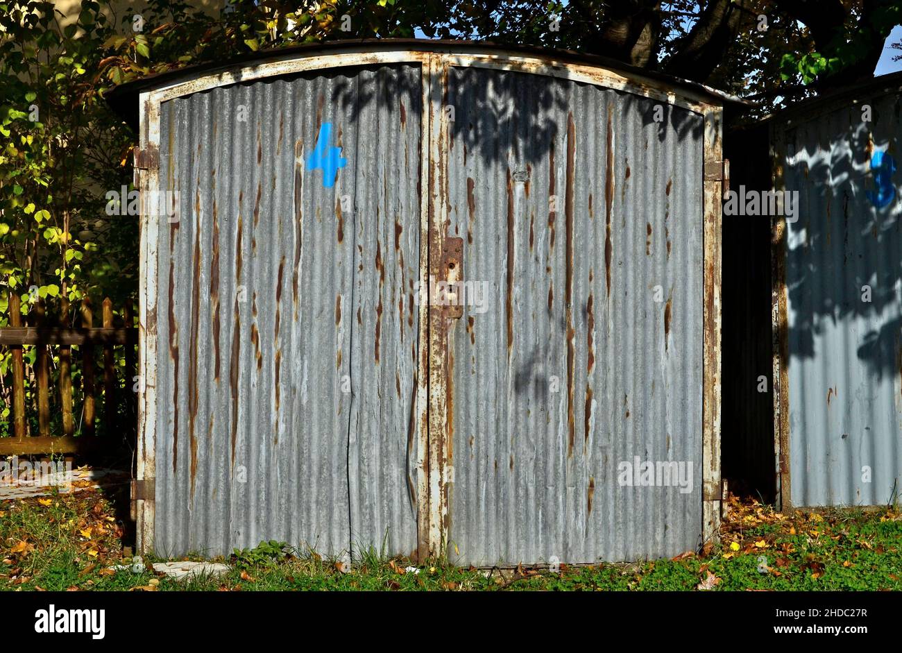Garage with round roof made of corrugated iron, corrugated iron garage ...