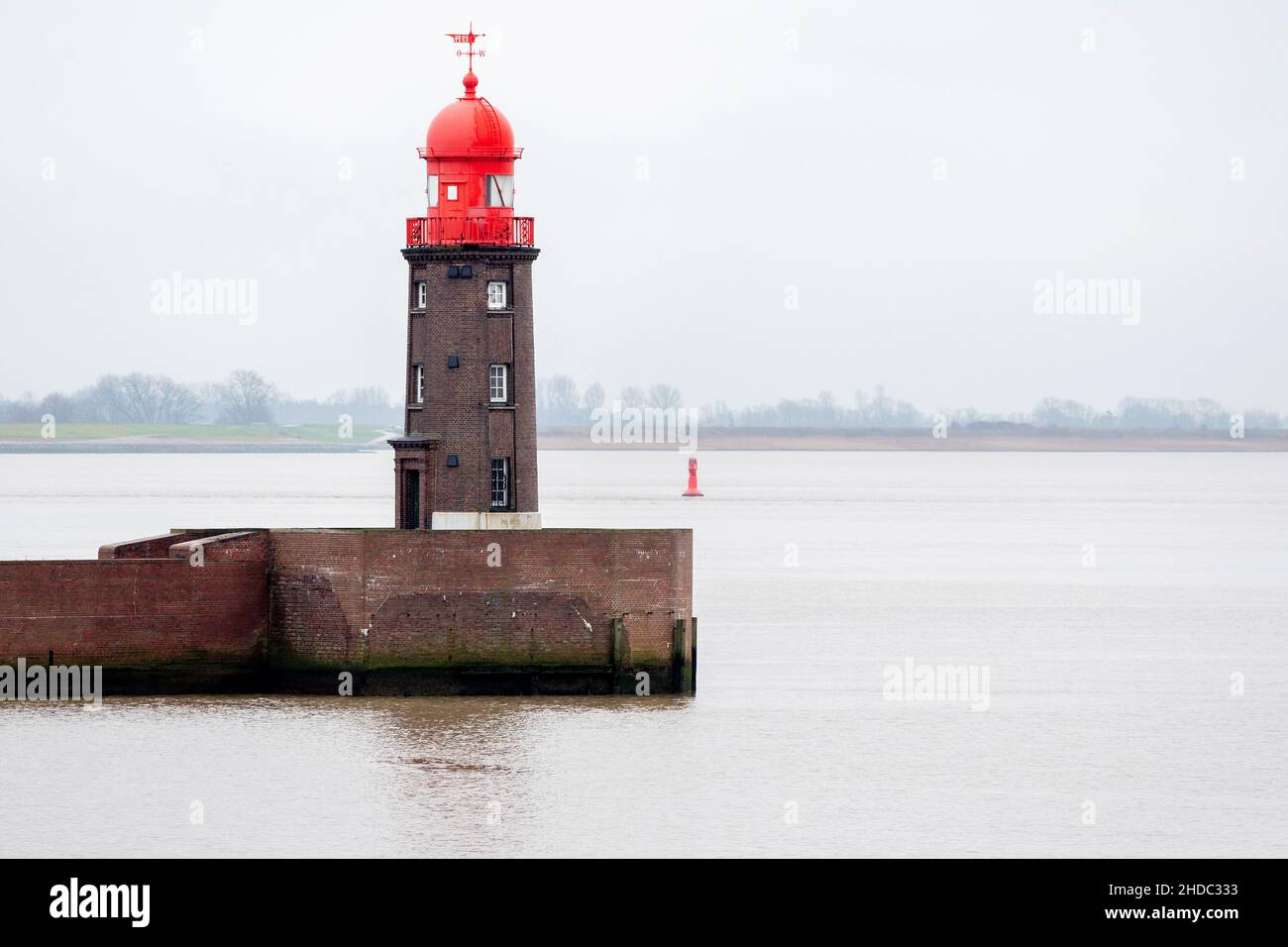 17 December 2021, Bremen, Bremerhaven: The so-called northern light ...