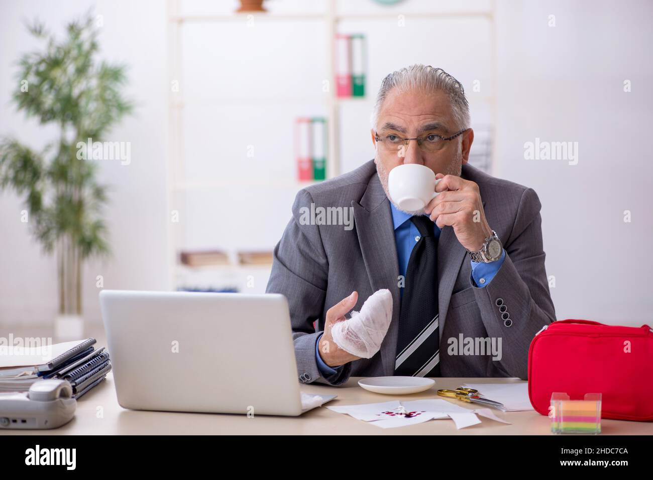 Old businessman employee cutting his hand at workplace Stock Photo - Alamy