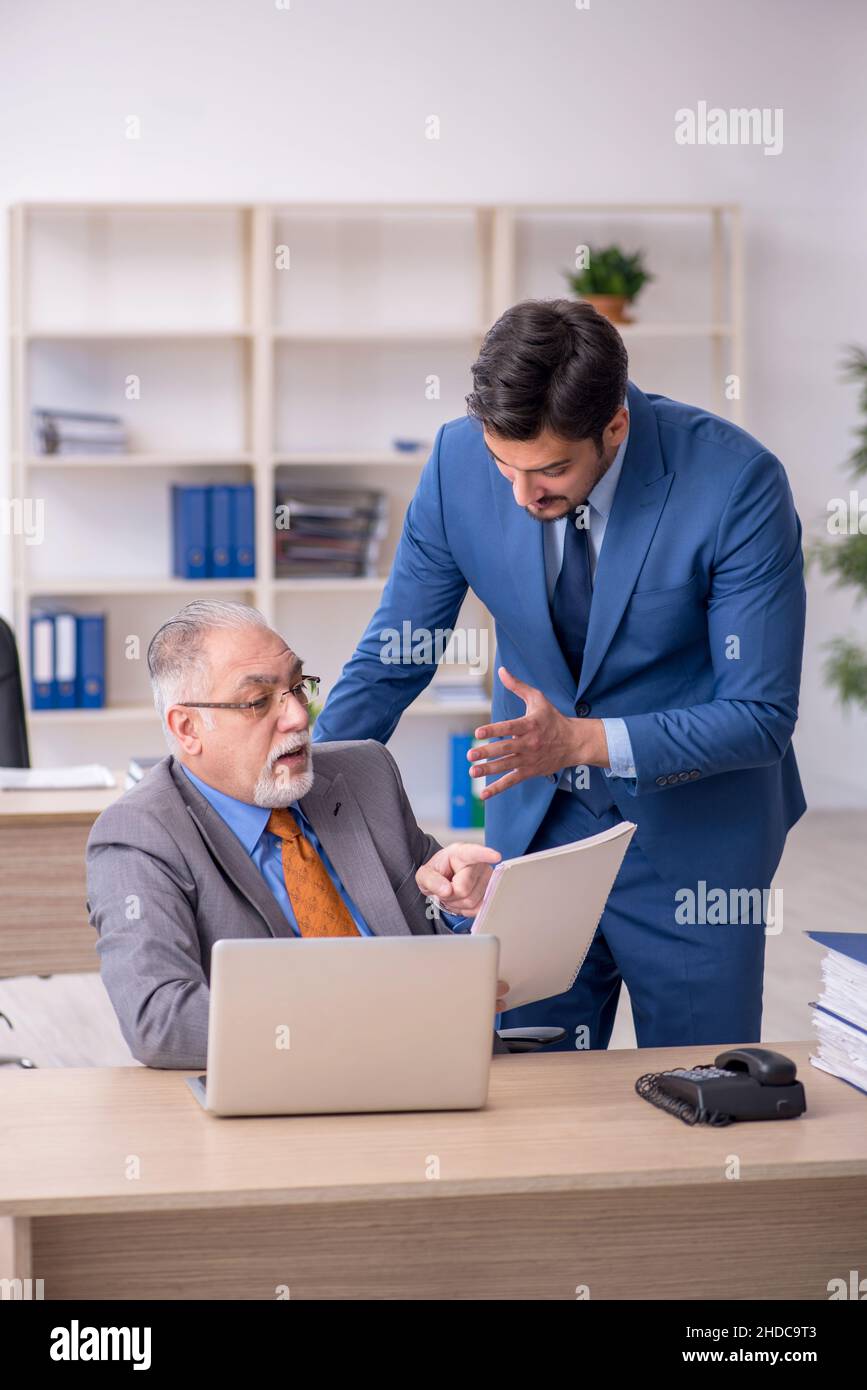 Two colleagues working at workplace Stock Photo - Alamy
