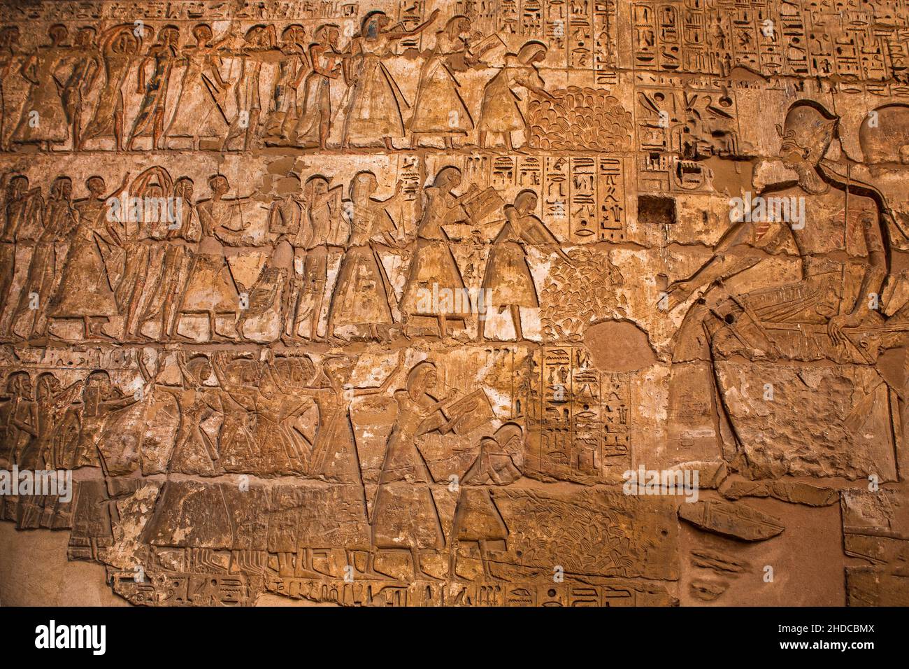 In front of Ramses III, cut hands of his defeated enemies are counted ...