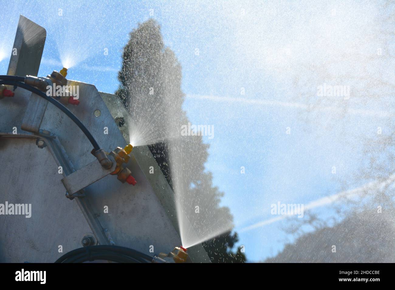 Fruit growing sprayer with injector nozzles and hollow cone nozzles ...