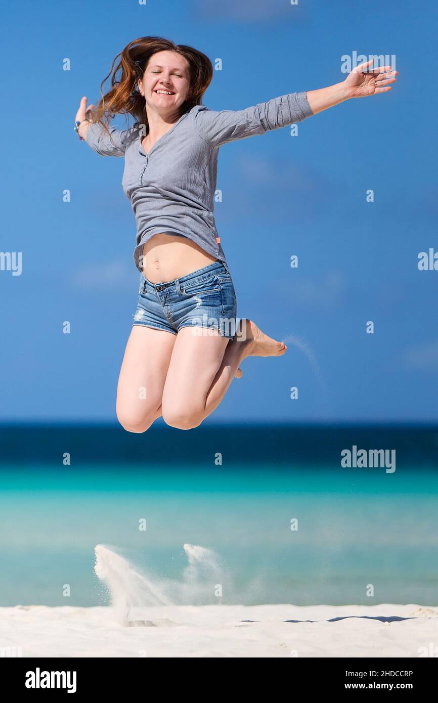 Menschen springen in die luft hi-res stock photography and images - Alamy