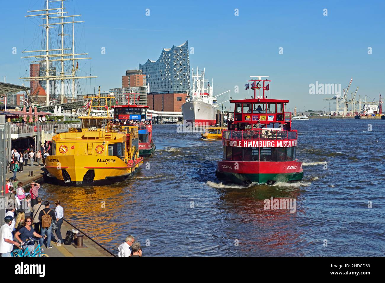 Hamburg hafencity touristen hi-res stock photography and images - Alamy