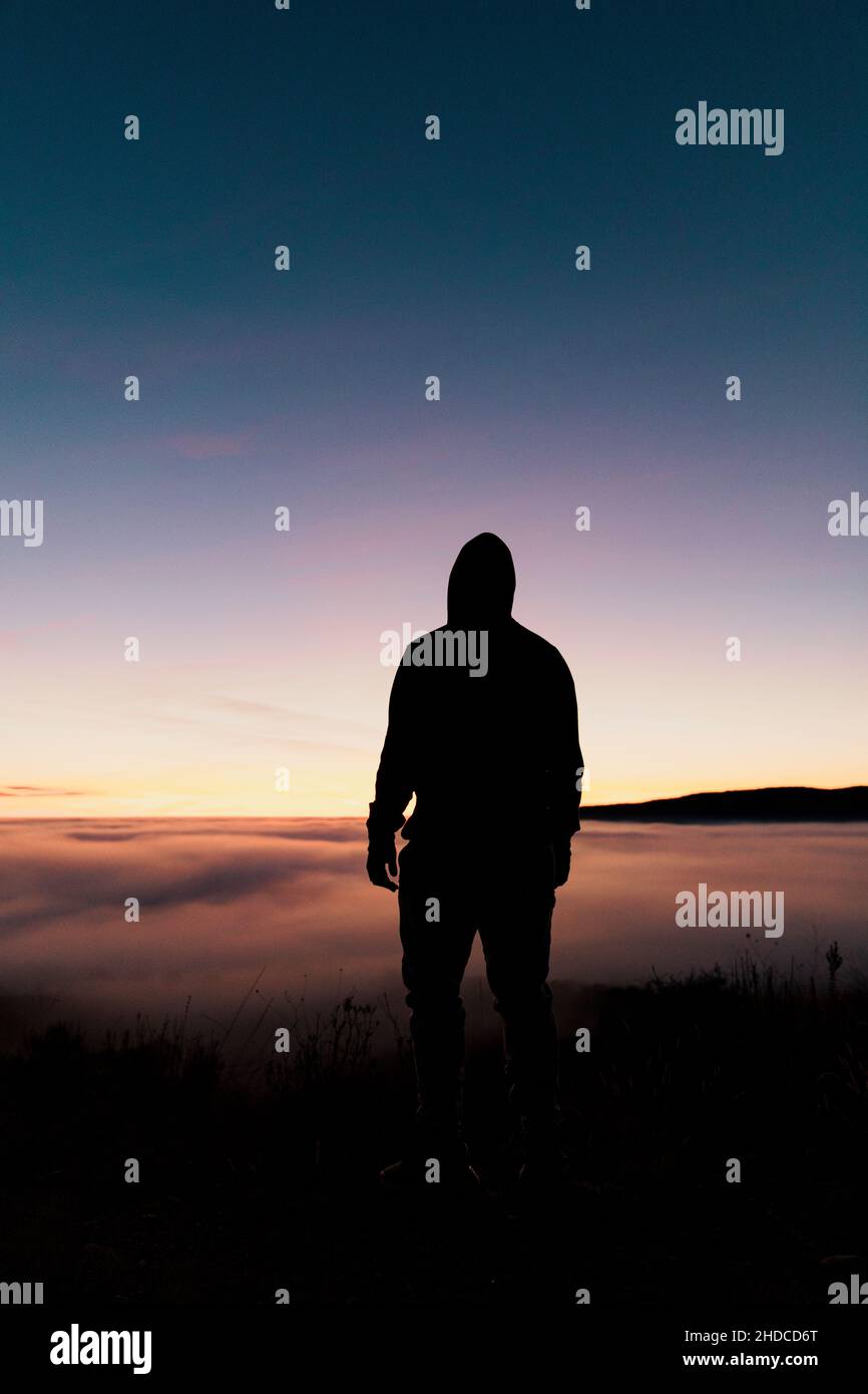 Boy from behind landscape hi-res stock photography and images - Alamy