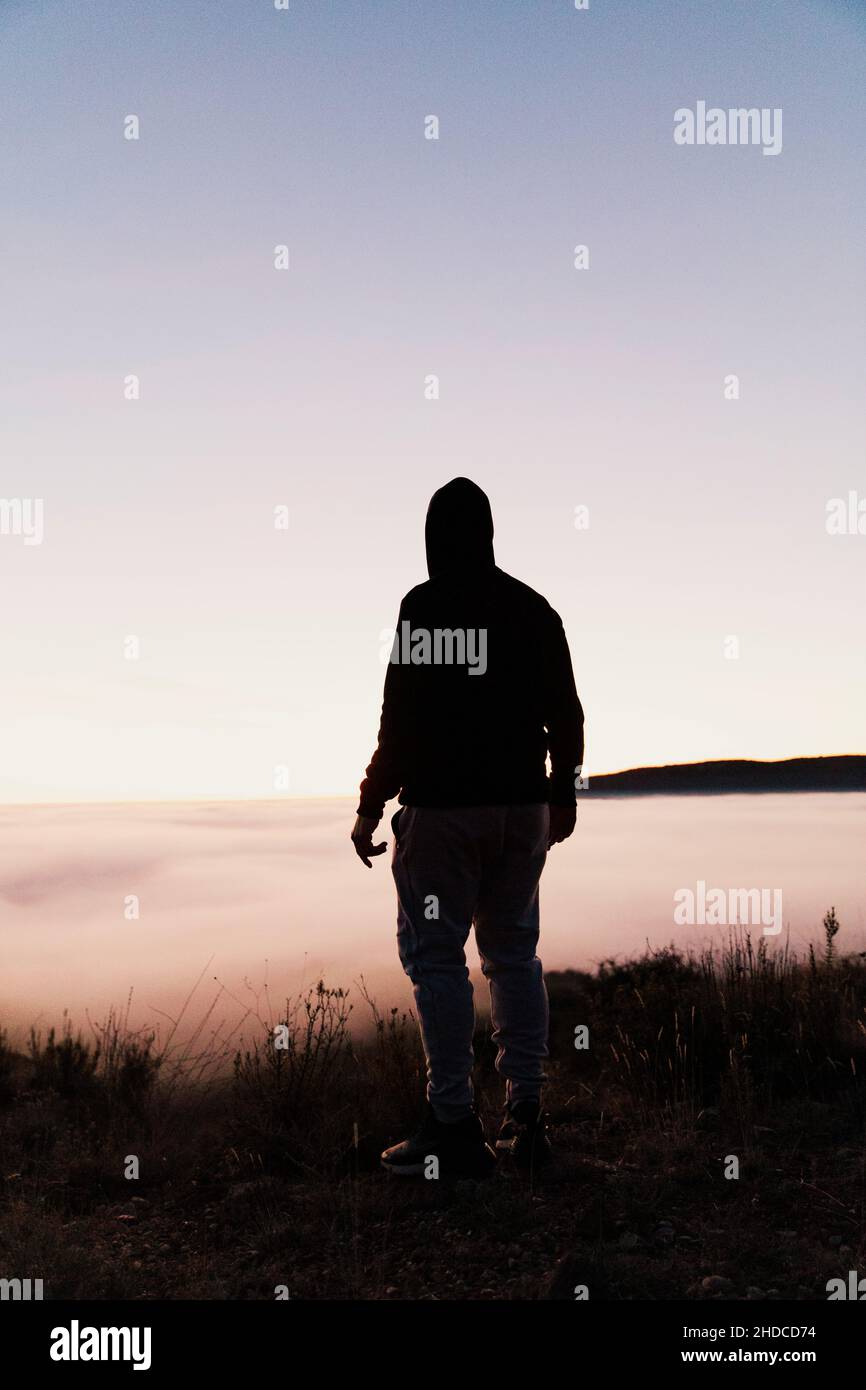 Boy from behind landscape hi-res stock photography and images - Alamy