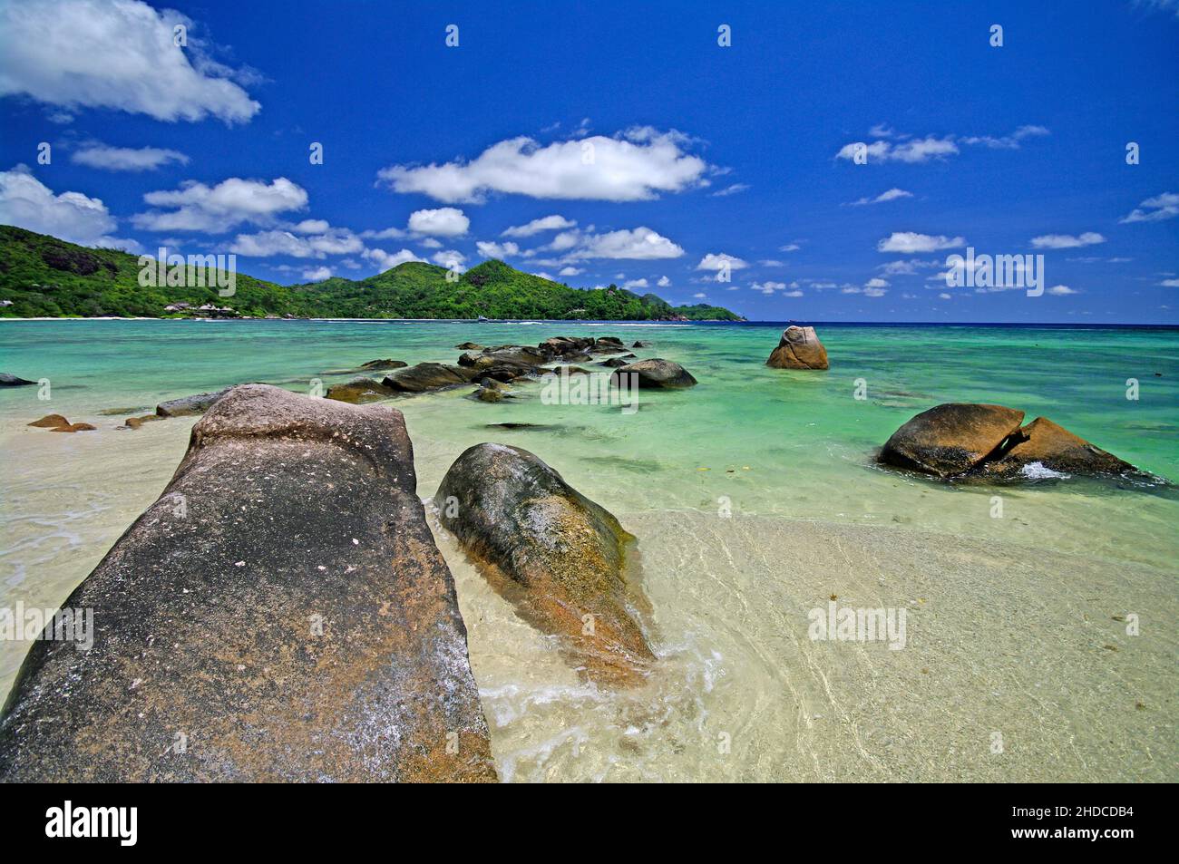 Strand und Granitfelsen, Westküste von Mahe, Seychellen Stock Photo - Alamy