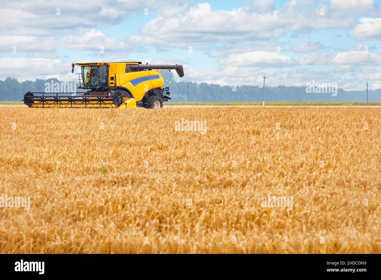 Yellow combine harvester hi-res stock photography and images - Alamy