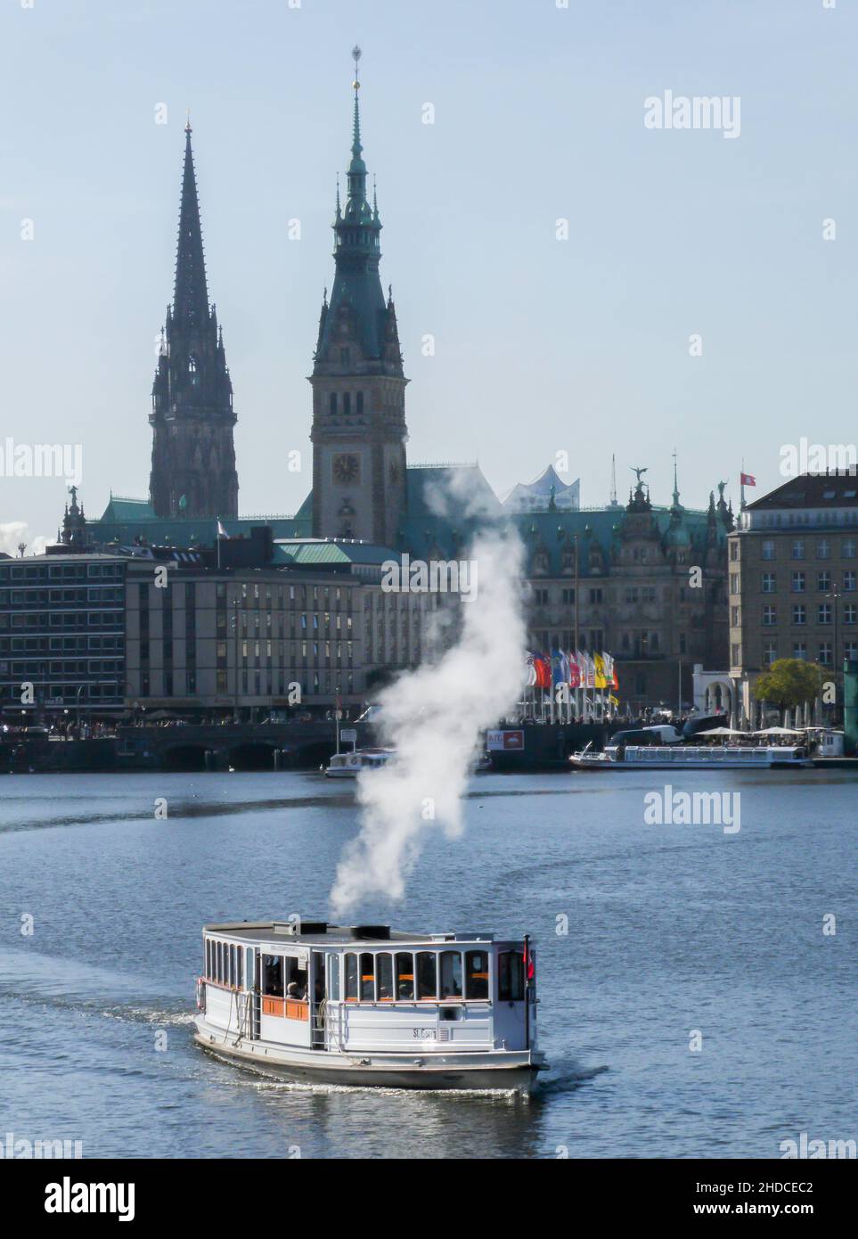 Alsterdampfer auf Binnenalster / sightseeing boat on lake Alster Stock ...
