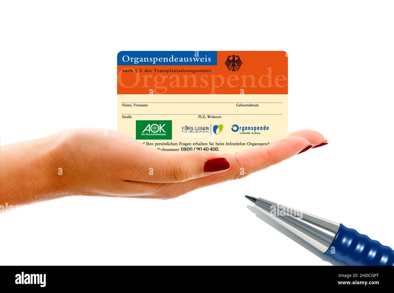 Hand mit Organspendeausweis der AOK Stock Photo - Alamy
