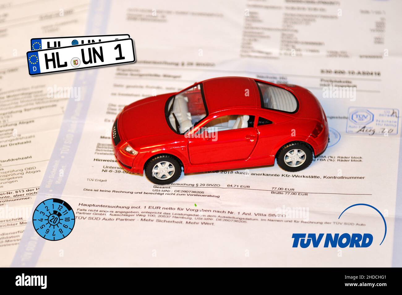 Auto bei der TÜV Abnahme, Hauptuntersuchung, Strassenzulassung, TÜV ...