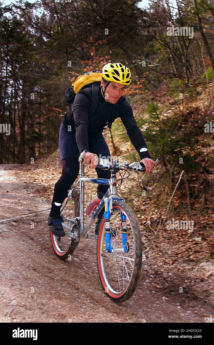Mountainbiker mit Helm im Gelände, Mann Stock Photo - Alamy