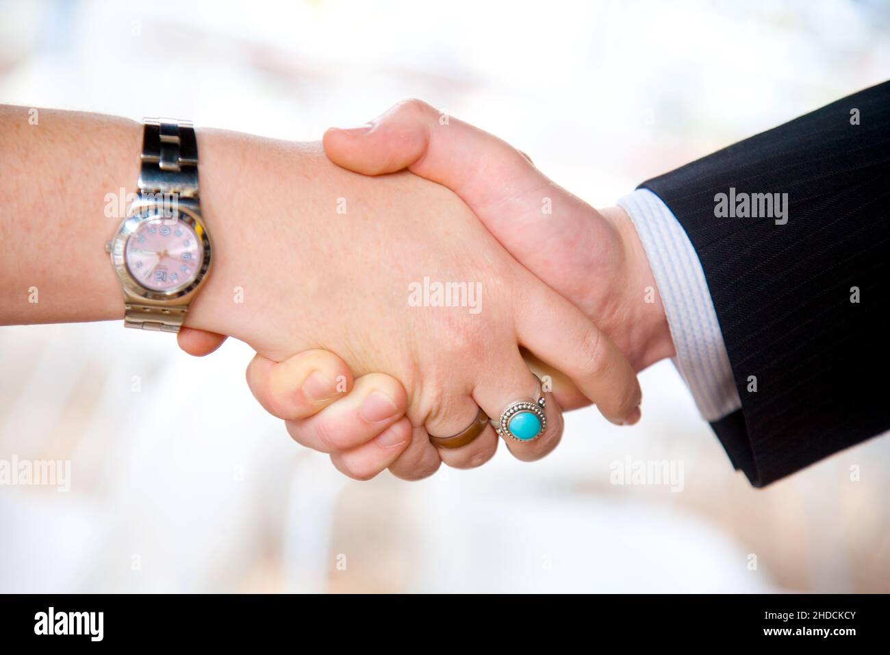 Handschlag frau hi-res stock photography and images - Alamy