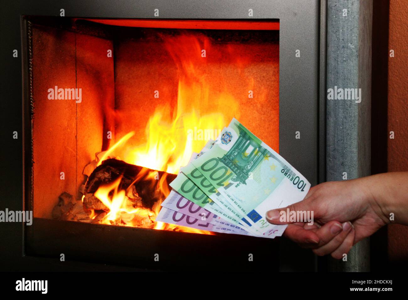 Heizkosten, Geld verbrennen Stock Photo - Alamy