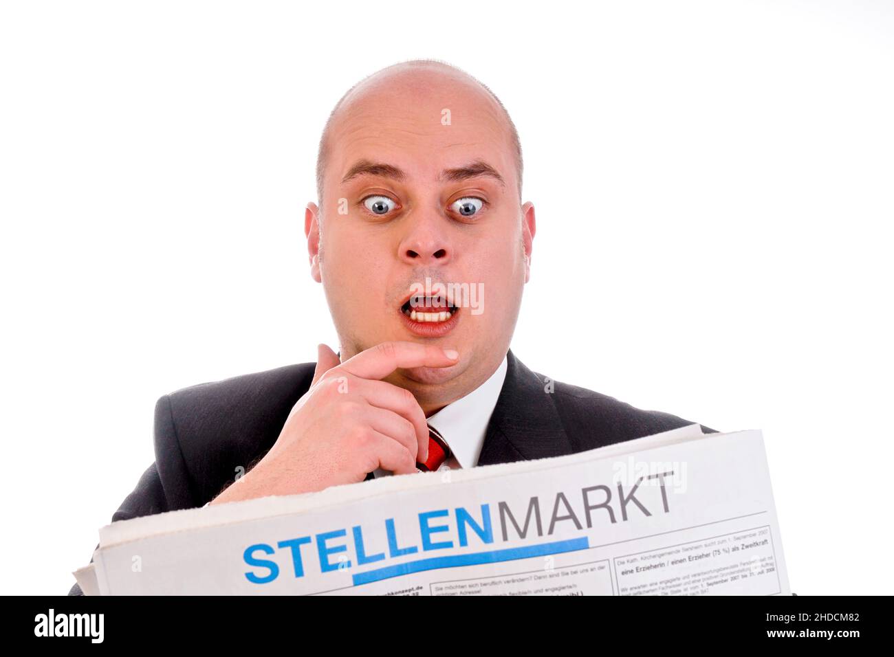 Mann, 40 Jahre, liest Zeitung, sucht Stellenangebote, Anzeigenblatt ...