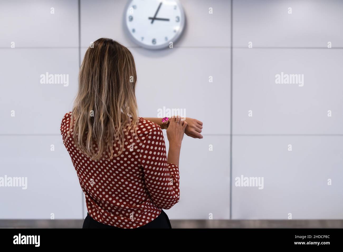 Student watching clock hi-res stock photography and images - Alamy