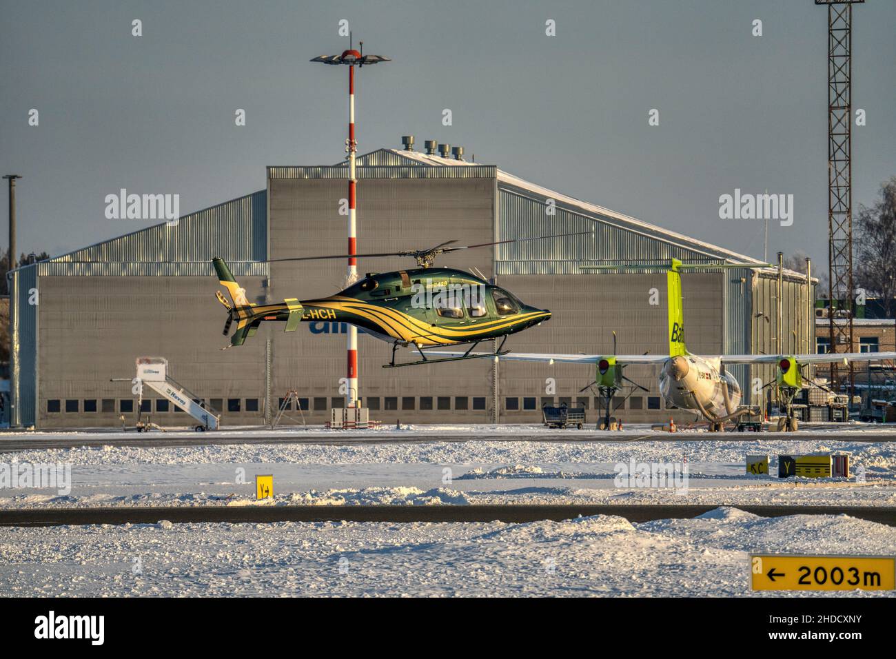 Aircraft landing on sunset aerial hi-res stock photography and images ...