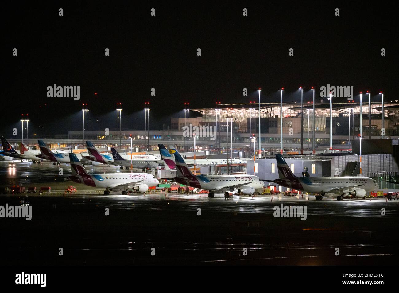 Hamburg, Germany. 03rd Jan, 2022. Numerous aircraft park at the lighted ...