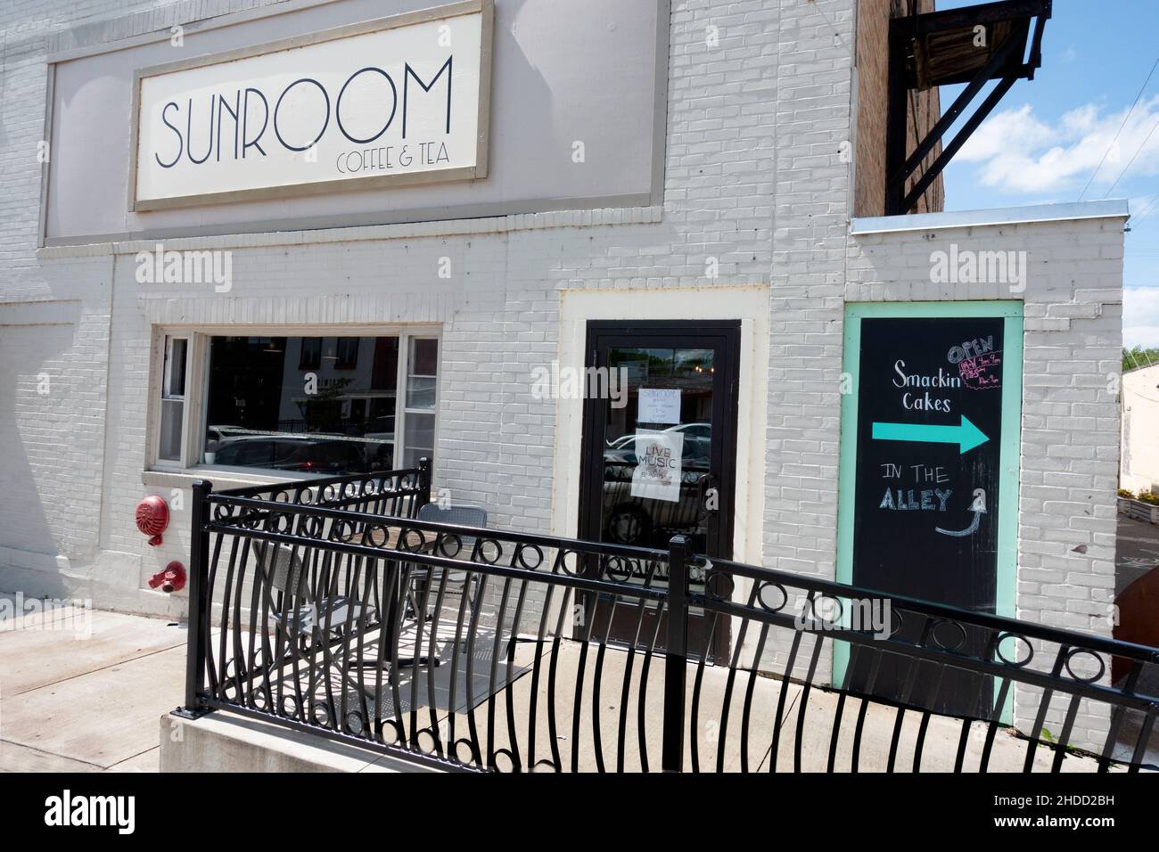 Sunroom coffee shop hi-res stock photography and images - Alamy