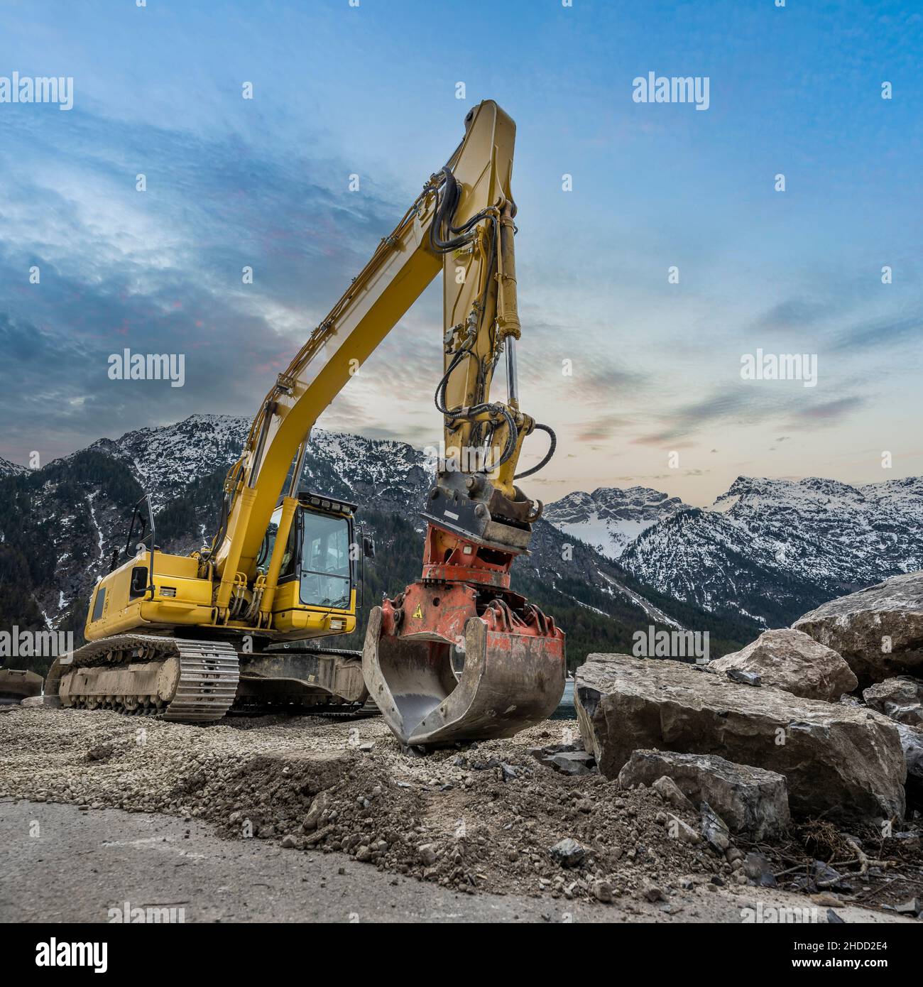 Construction clamshell bucket hi-res stock photography and images - Alamy