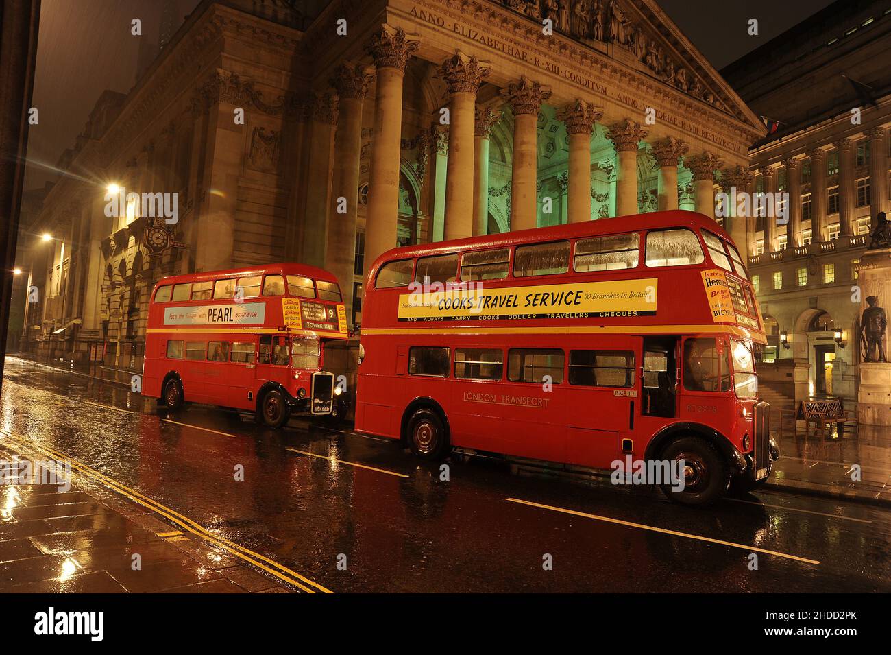 Buses outside the Bank of England, Threadneedle Street Stock Photo - Alamy