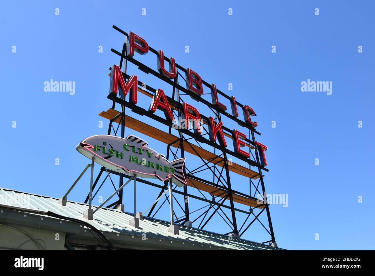 Seattle's iconic Pike Place Public Market above Alaskan Way, Seattle ...