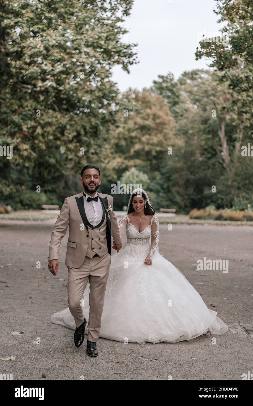 WEDDING COUPLE - MODELING Stock Photo - Alamy