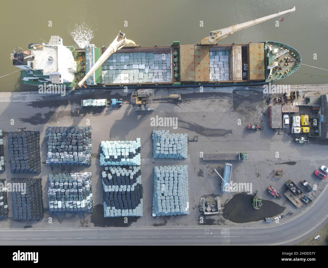 Container ships being loaded hi-res stock photography and images - Alamy