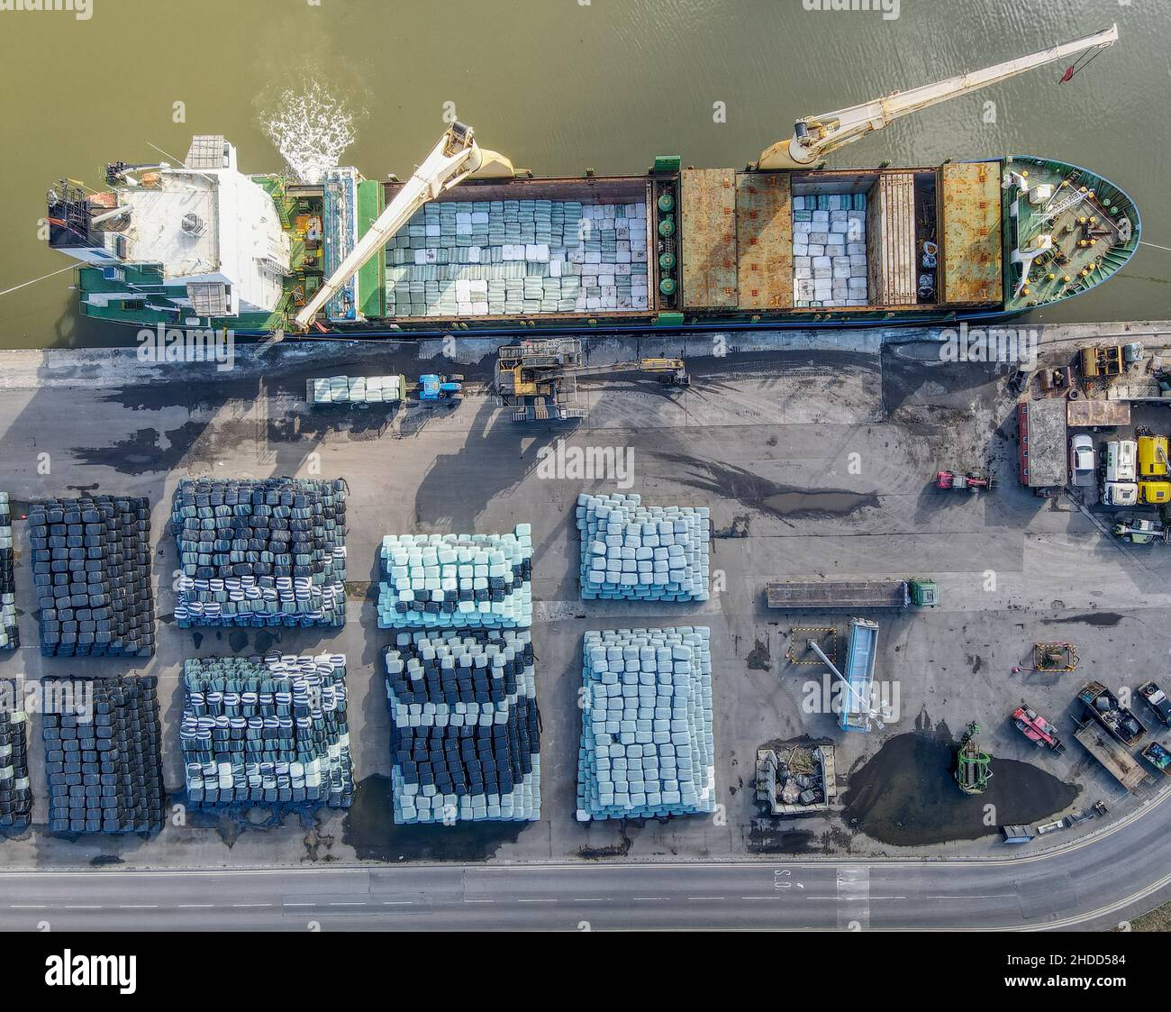 Ships being loaded hi-res stock photography and images - Alamy