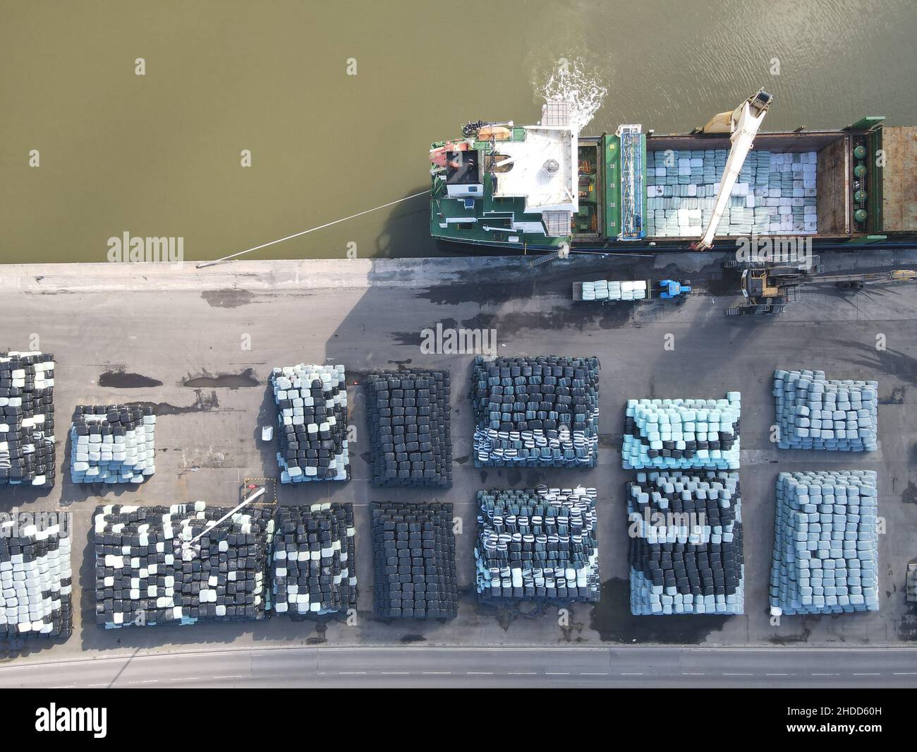 Aerial view of ship being loaded hi-res stock photography and images ...