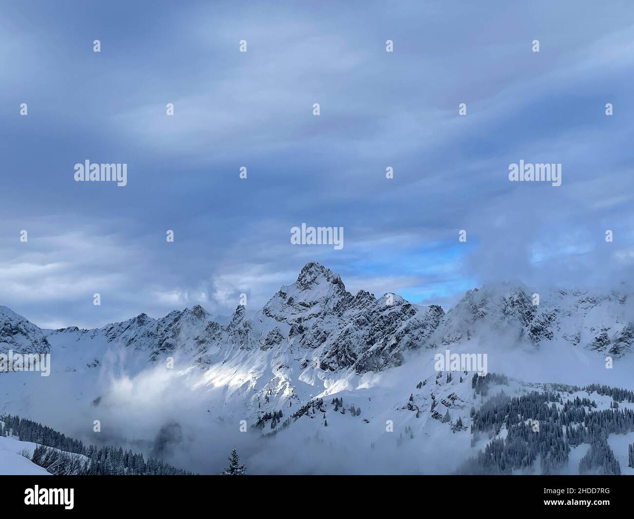 White snow capped mountain hi-res stock photography and images - Alamy