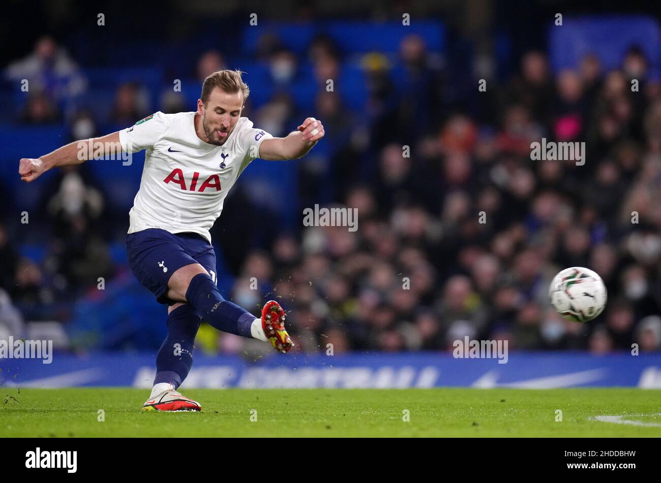 Harry kane free kick 2022 hi-res stock photography and images - Alamy