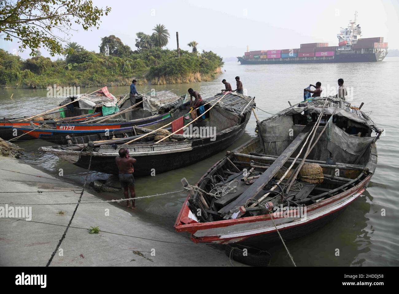 Howrah, West Bengal, India. 5th Jan, 2022. Laborers carry and heap sand ...