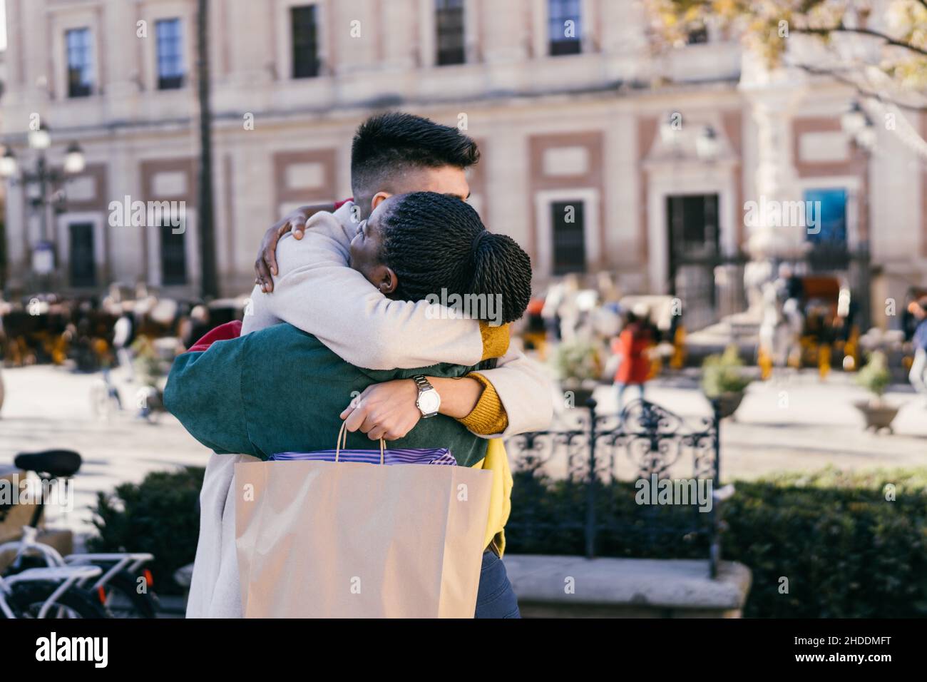 Reunion hug hi-res stock photography and images - Alamy