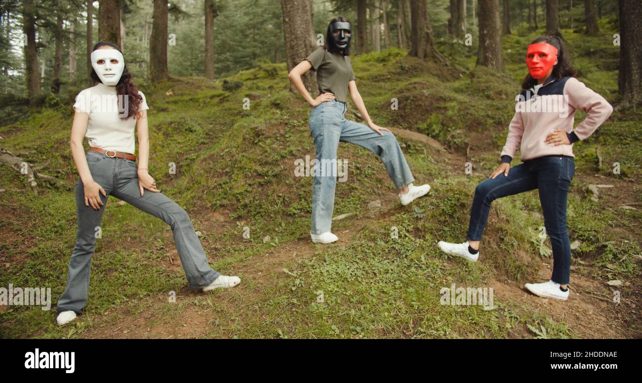 Scary pose hi-res stock photography and images - Alamy