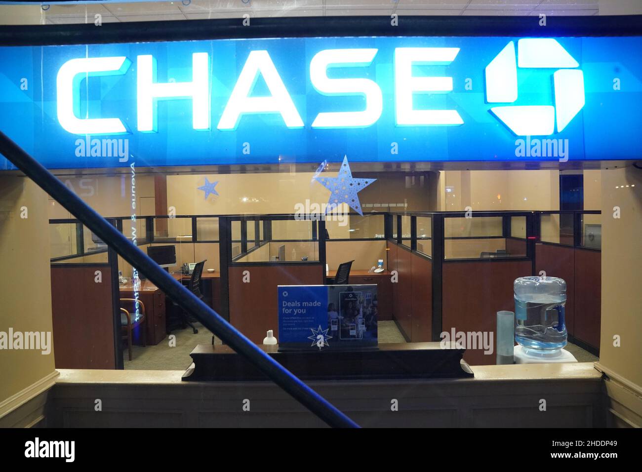 Empty bank branch usa hi-res stock photography and images - Alamy