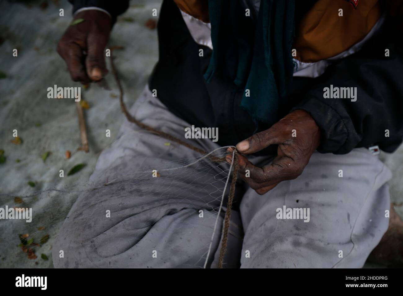 Delhi, Delhi, India. 5th Jan, 2022. A fisherman from Bengal preparing ...