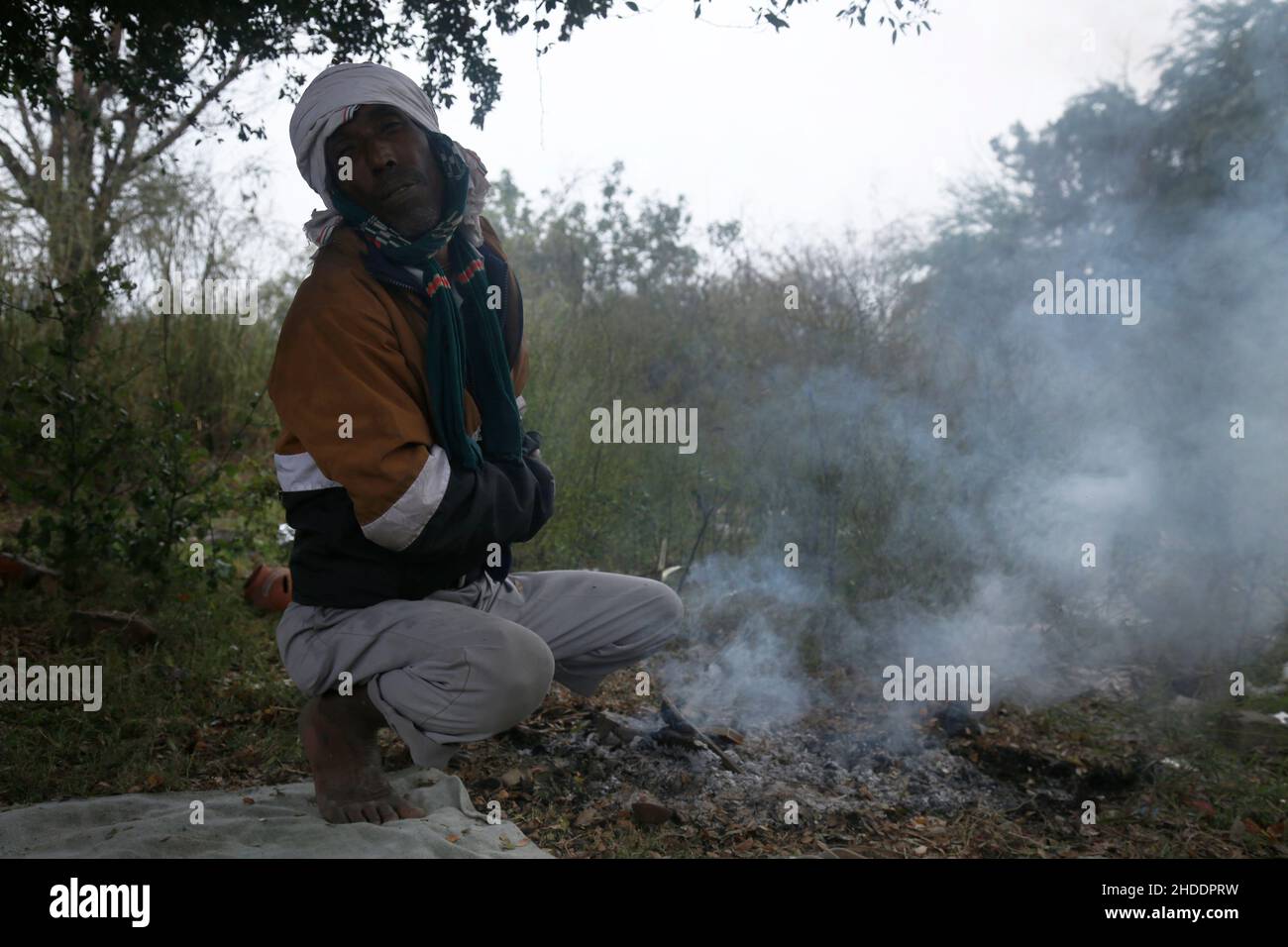 Delhi, Delhi, India. 5th Jan, 2022. A fisherman from Bengal preparing ...