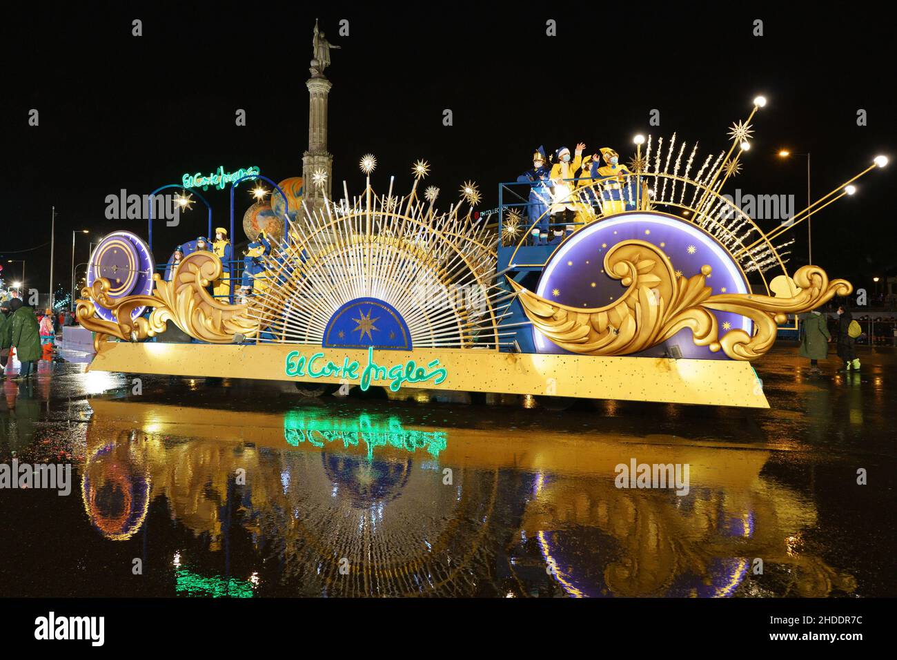 Madrid, Spain. 05th Jan, 2022. A float parades with performers during ...