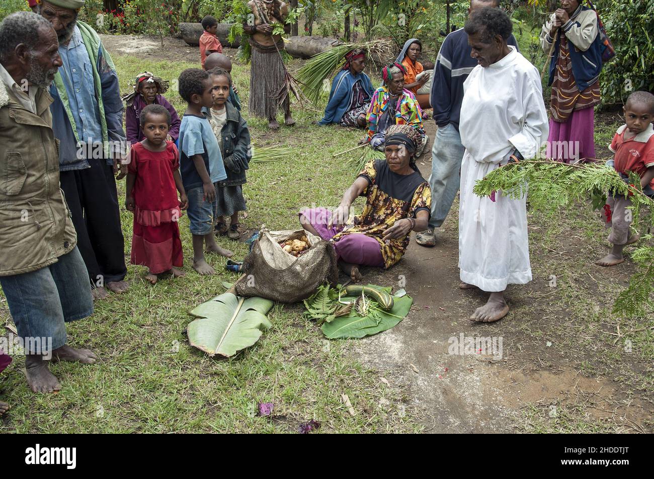 Papuans in the bush hi-res stock photography and images - Alamy