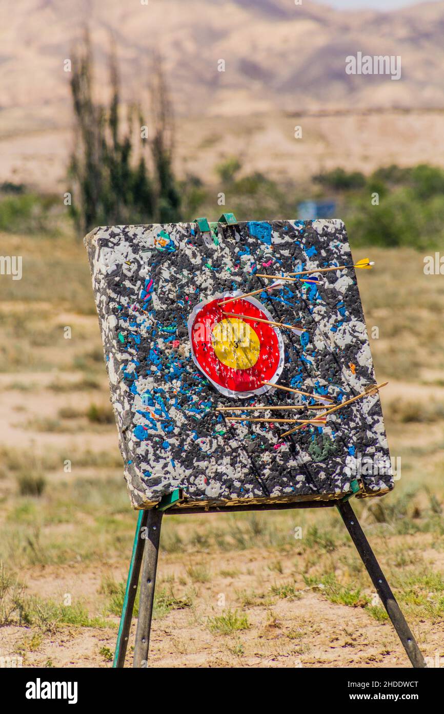 Arrows in target board hi-res stock photography and images - Alamy