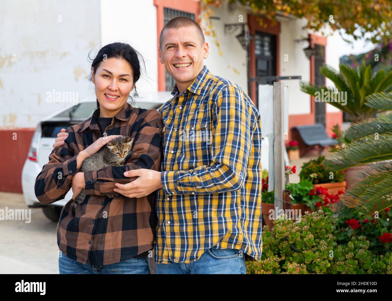Woman cat outside two hi-res stock photography and images - Alamy