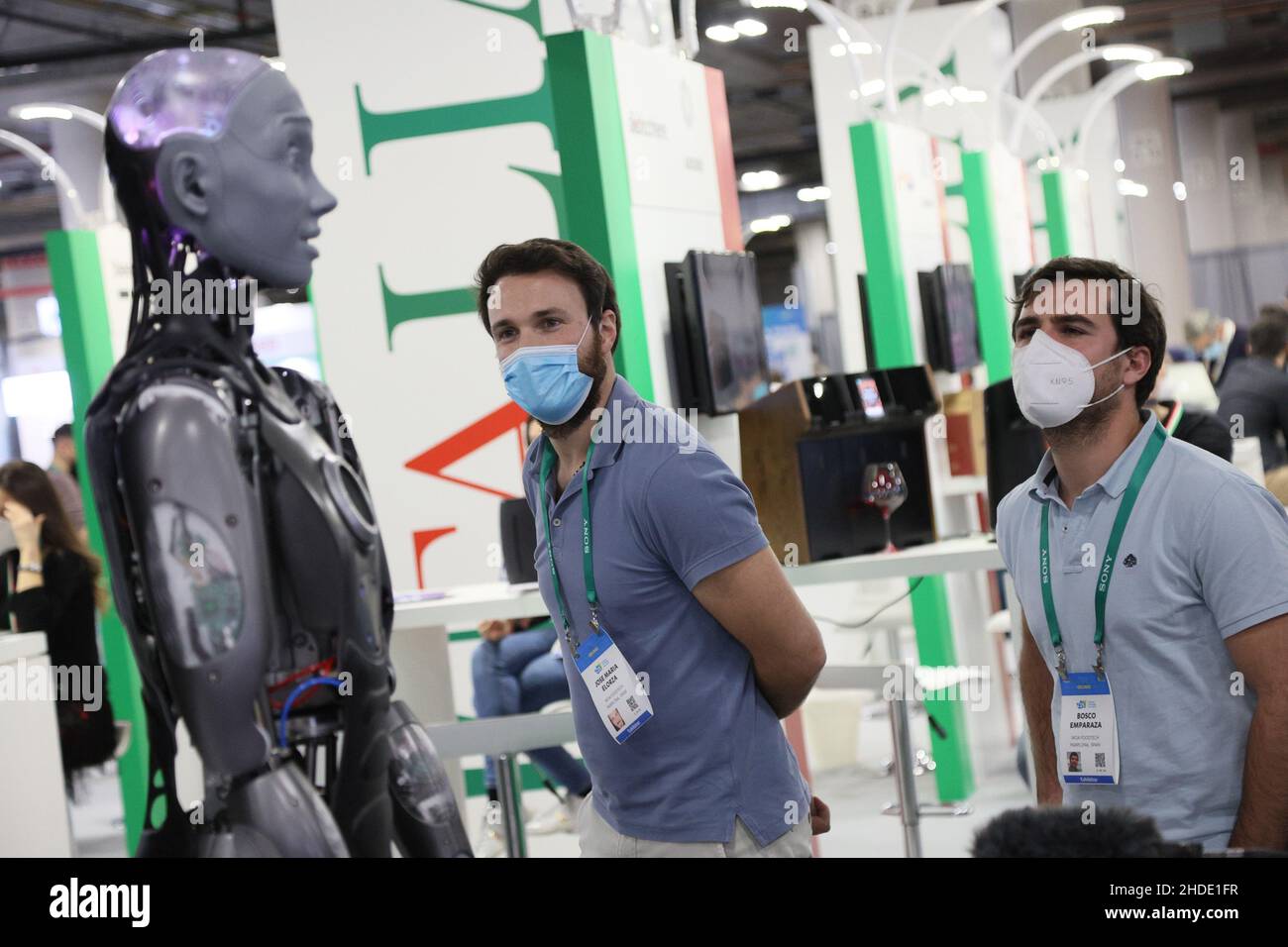 Las Vegas, United States. 05th Jan, 2022. Attendees take a closer view ...