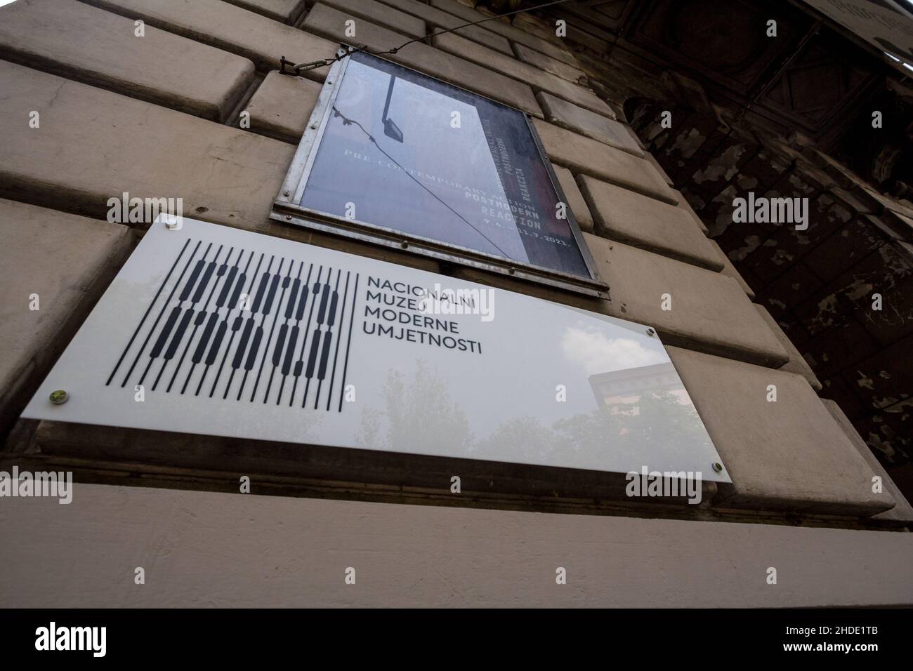 Nacionalni muzej moderne umjetnosti hi-res stock photography and images ...
