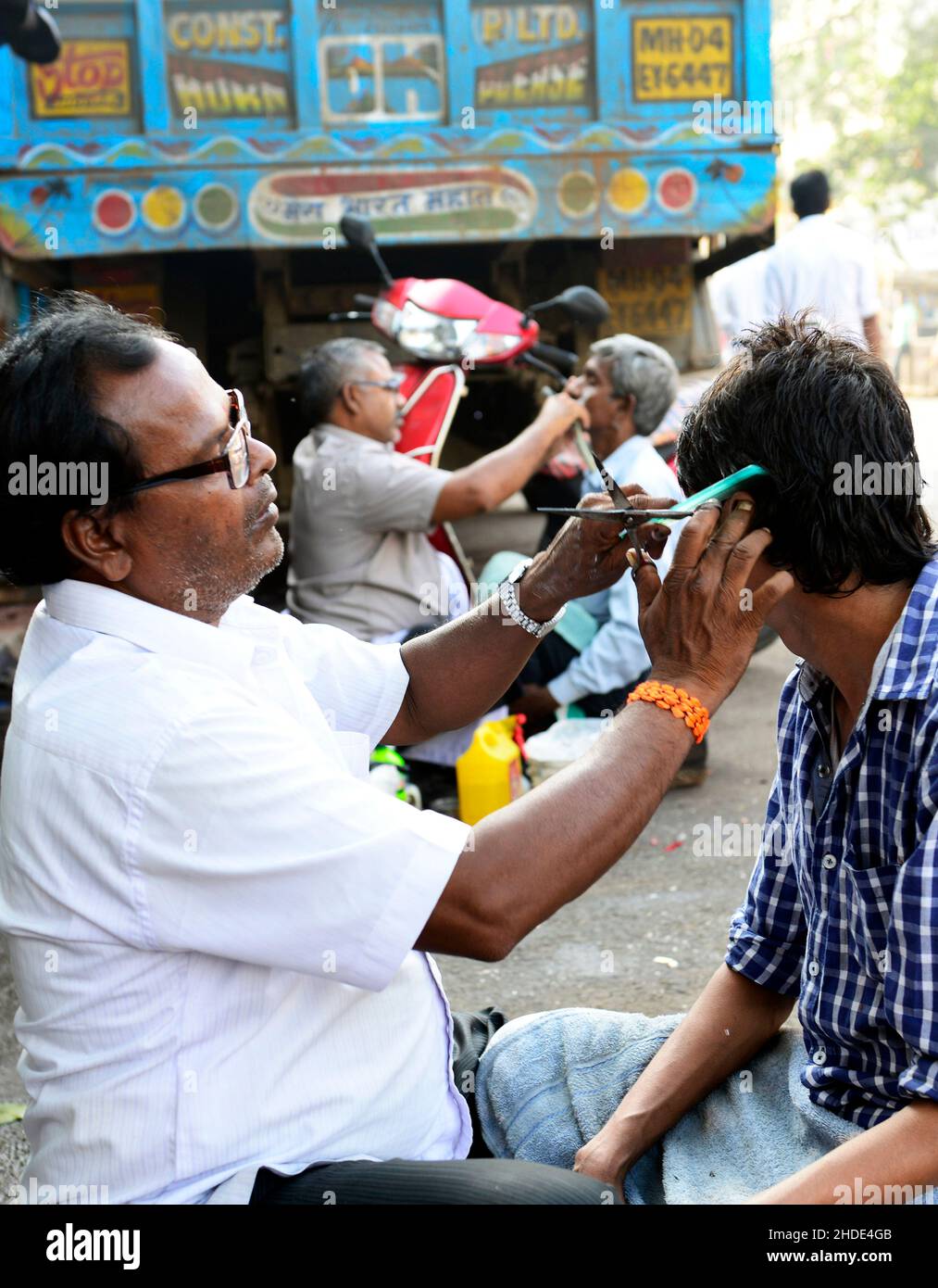 A street barber shaving his customer in Mumbai, India Stock Photo - Alamy