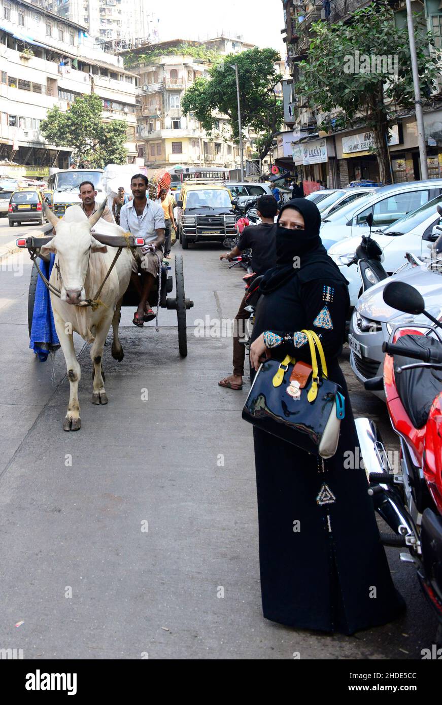 Veiled Indian Muslim women in Mumbai, India Stock Photo - Alamy