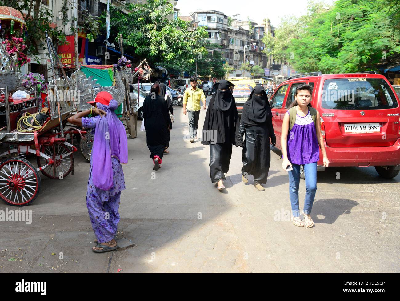 Veiled Indian Muslim women in Mumbai, India Stock Photo - Alamy